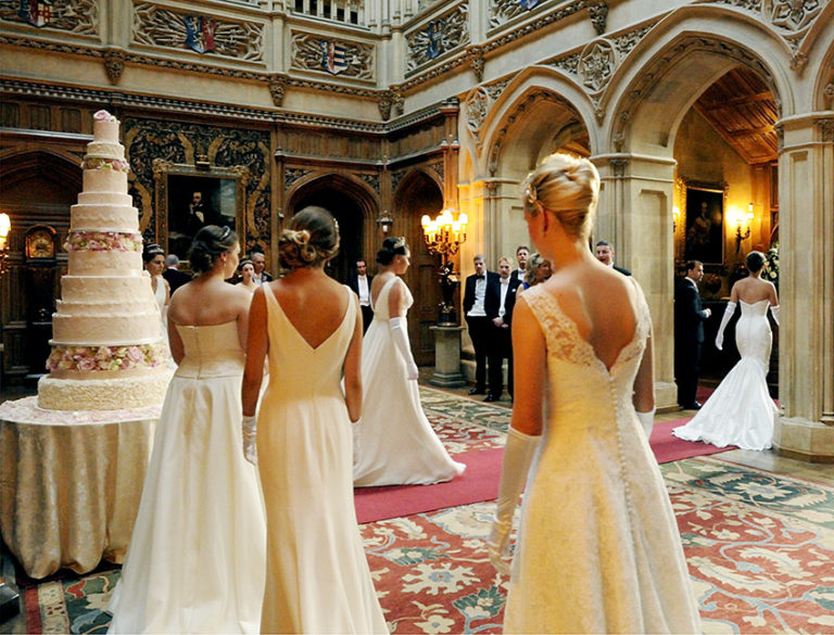 The Curtsey – Lady Carnarvon